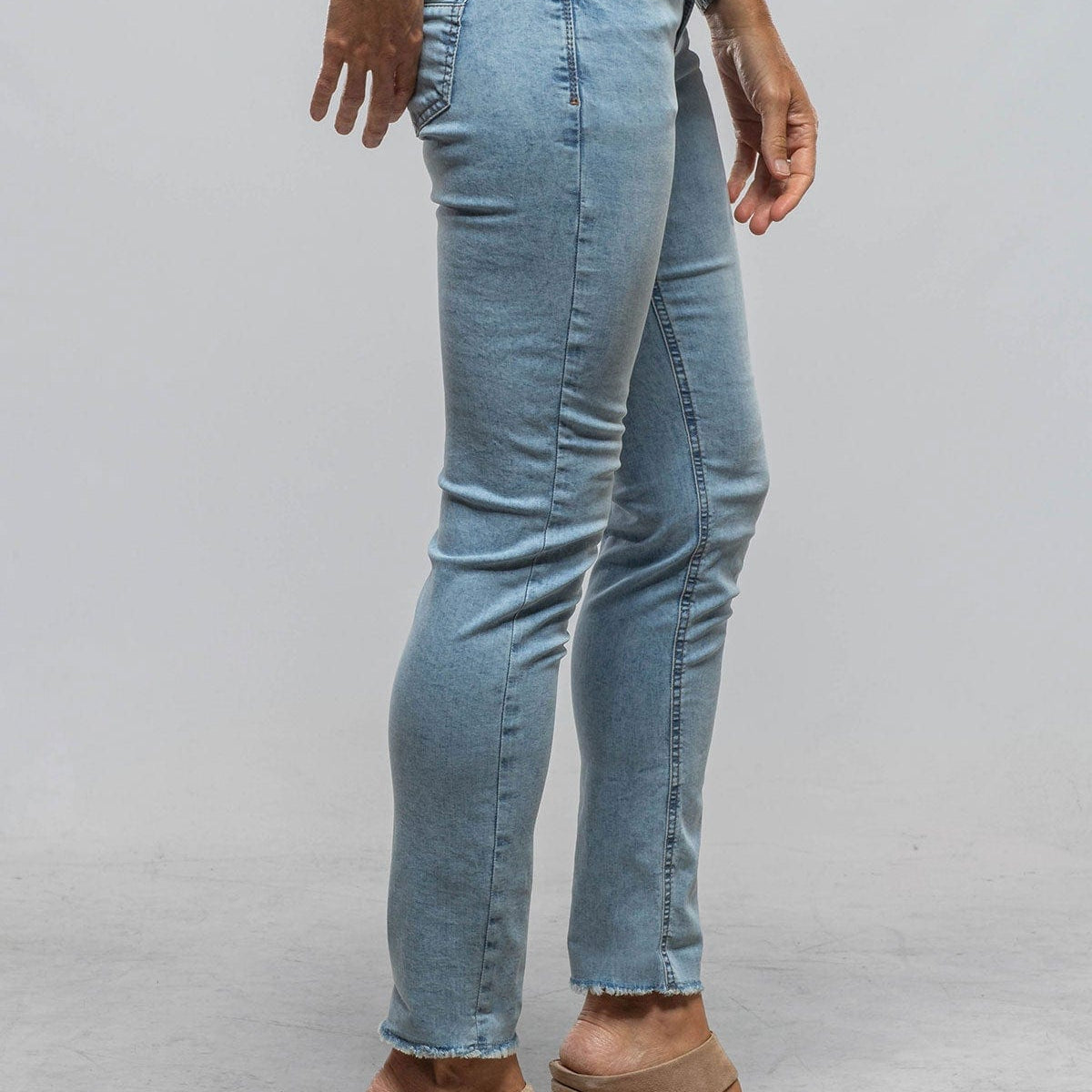 MAC Rich Slim Cropped Fringe In Bright Moon Wash – AXEL'S